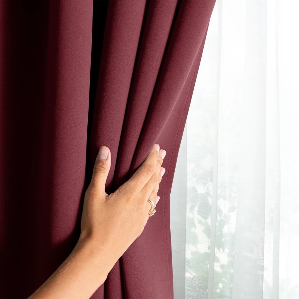 Závěs AmeliaHome Blackout s průchodkami 140x270 cm vínový