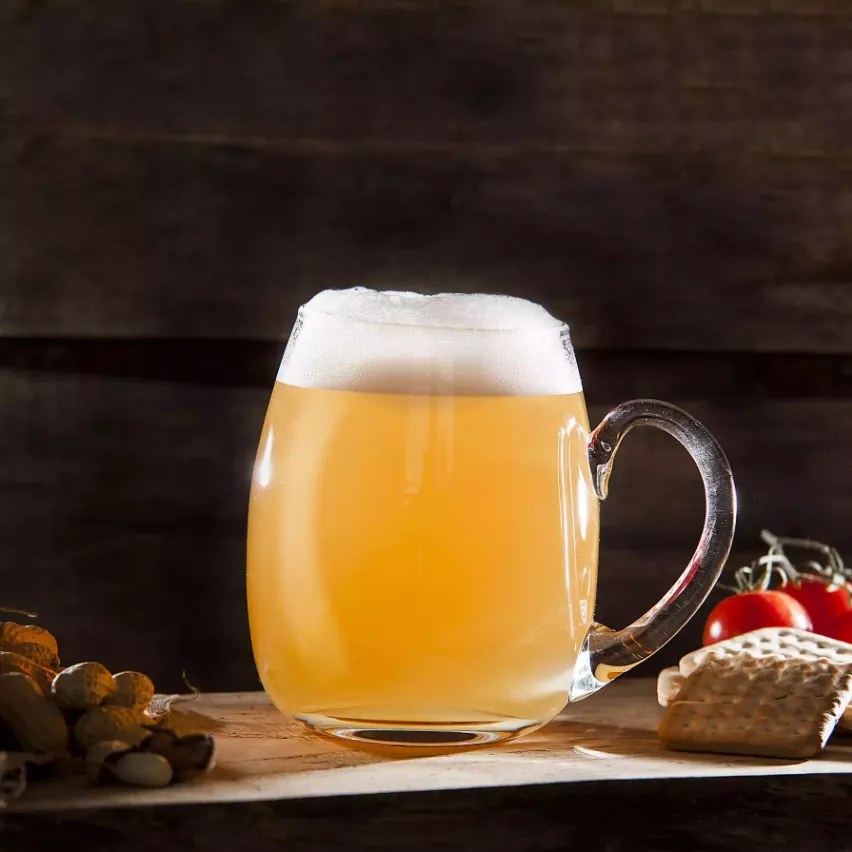 Ručně foukaný kulatý půllitr na pivo s gravírováním Chmel 500 ml 1KS