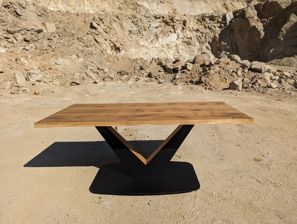 Jídelní stůl z dubového masivu Herodes v industriálním designu Velikost Desky: 1800x900 (mm)