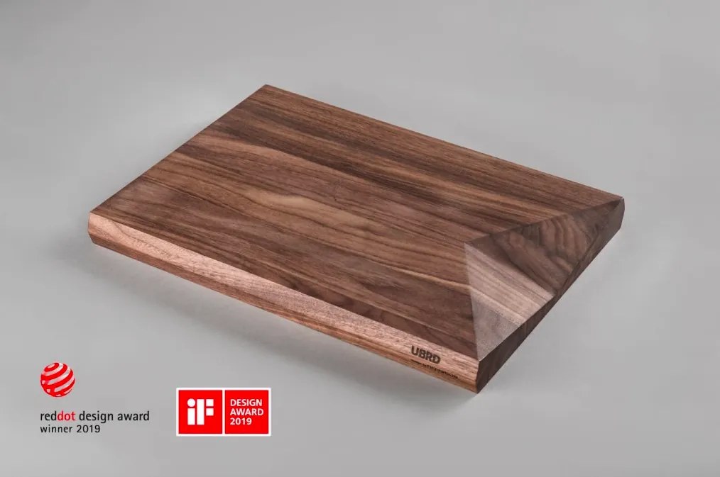 UBRD designové krájecí desky Dřevěné kuchyňské prkénko UBRD Vlajka "M", 35 x 25 x 3 cm