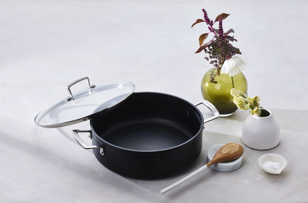 Hrnec Sauteuse Le Creuset nepřilnavý hliník s úchyty 28 cm