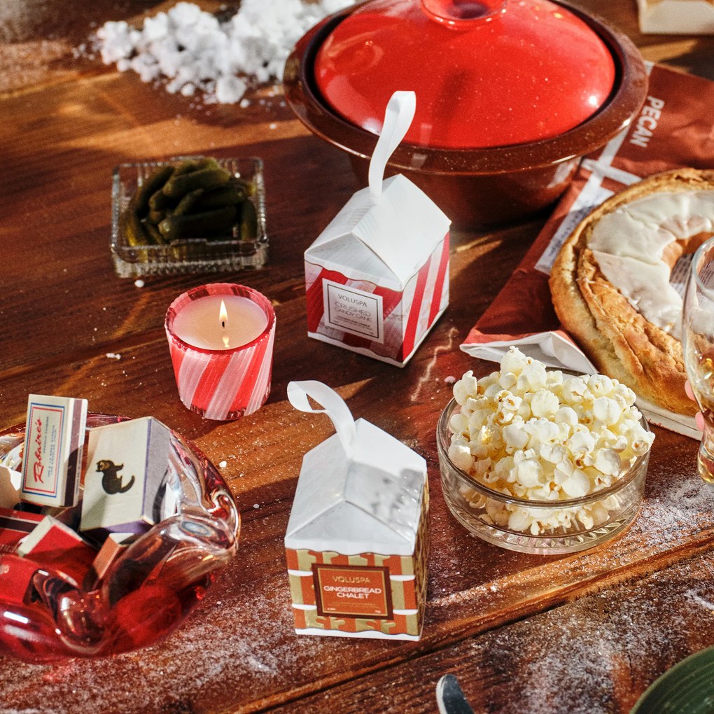 Voluspa svíčka Gingerbread Chalet v dárkové chaloupce, 72 g