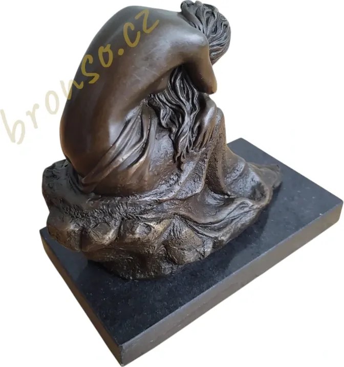 Spící žena – bronzová socha na mramorovém podstavci – elegantní dekorace do interiéru
