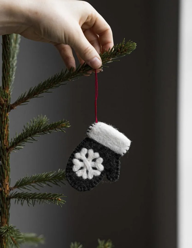Závěsná vlněná dekorace Ullskullen Dark Grey Storefactory Scandinavia