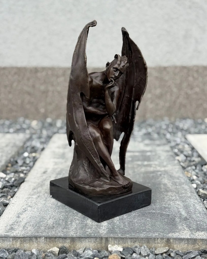 Bronzová socha Satan v zamyšlení