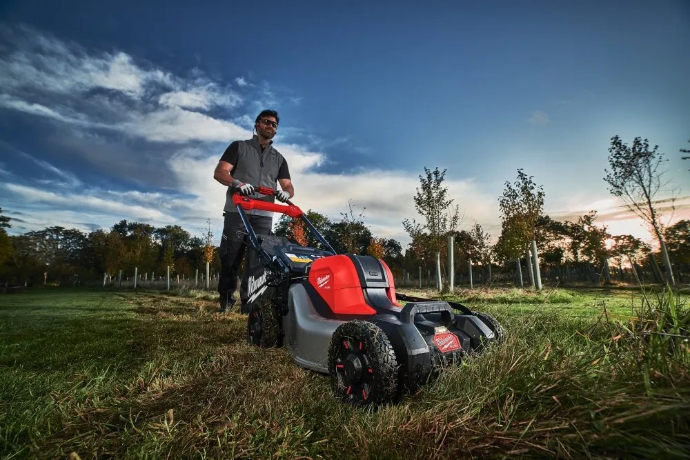 Milwaukee M18 FUEL™ sekačka s pojezdem 46 cm na dva akumulátory