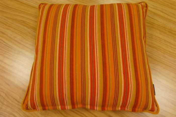 Dekorativní polštář s výplní - oranžové pruhy, 45 x 45 cm