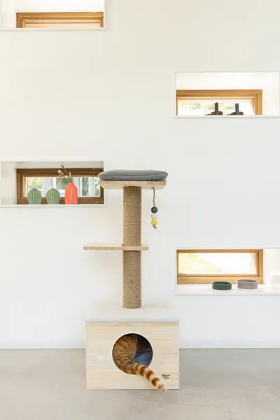 Designed by Lotte Dřevěné škrabadlo a odpočívadlo pro kočky Kamina