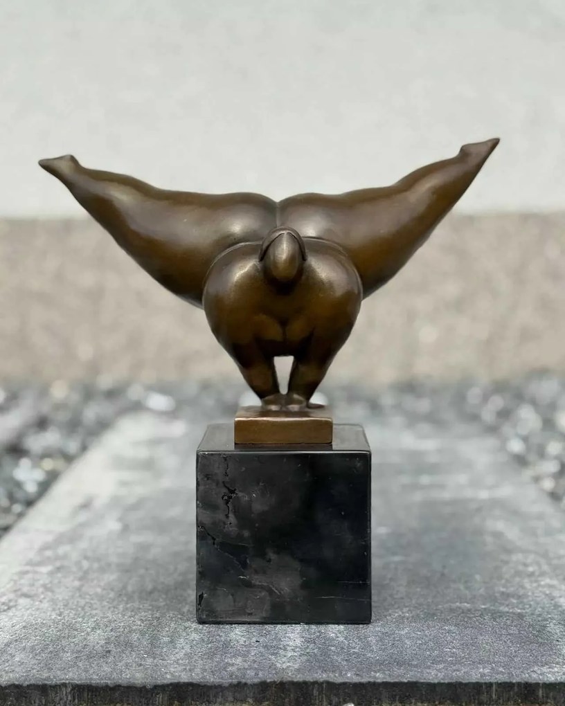 Moderní bronzová socha - Vyrovnávací Žena