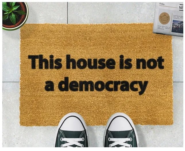 Rohožka z přírodního kokosového vlákna Artsy Doormats This House is Not a Democracy, 40 x 60 cm