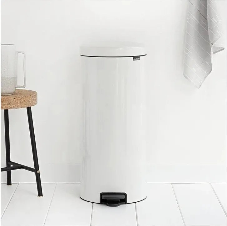 Bílý nášlapný ocelový odpadkový koš 30 l NewIcon – Brabantia