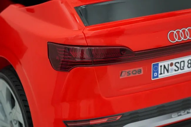 Elektrické autíčko Audi SQ8 červené / šedé