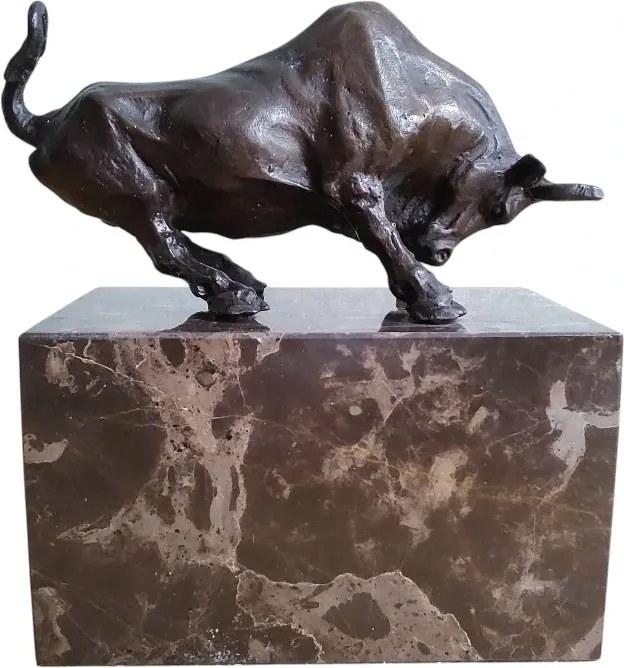 Impozantní bronzový býk Wall Street – symbol síly, úspěchu a prosperity, pravý bronz na mramoru