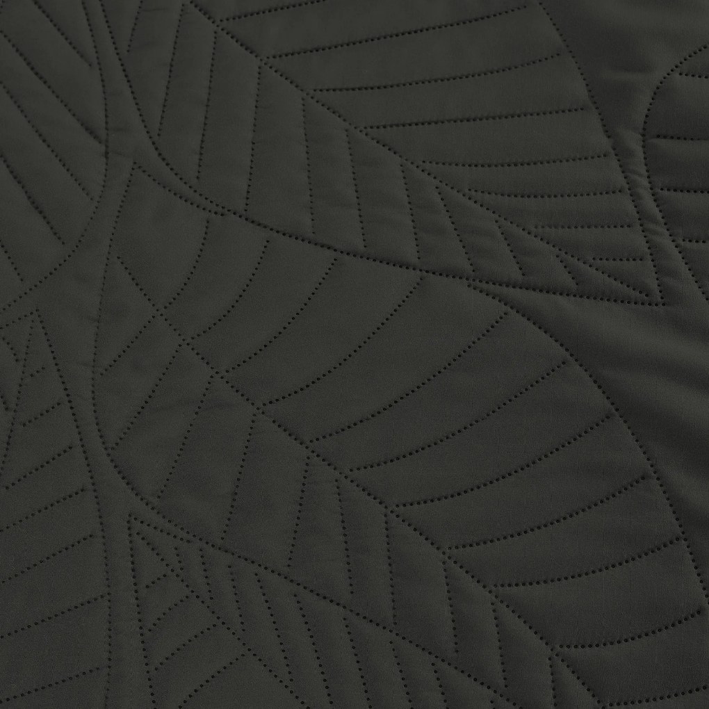 Tmavě šedý přehoz na postel se vzorem LEAVES Rozměr: 170 x 210 cm