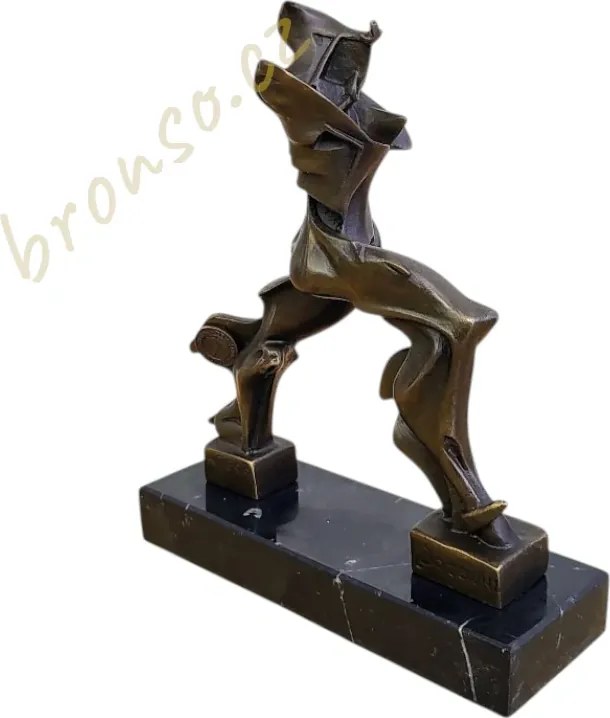 Futuristická bronzová soška – Unique Forms of Continuity in Space – Jedinečné formy kontinuity v prostoru – Umberto Boccioni abstraktní moderní umění