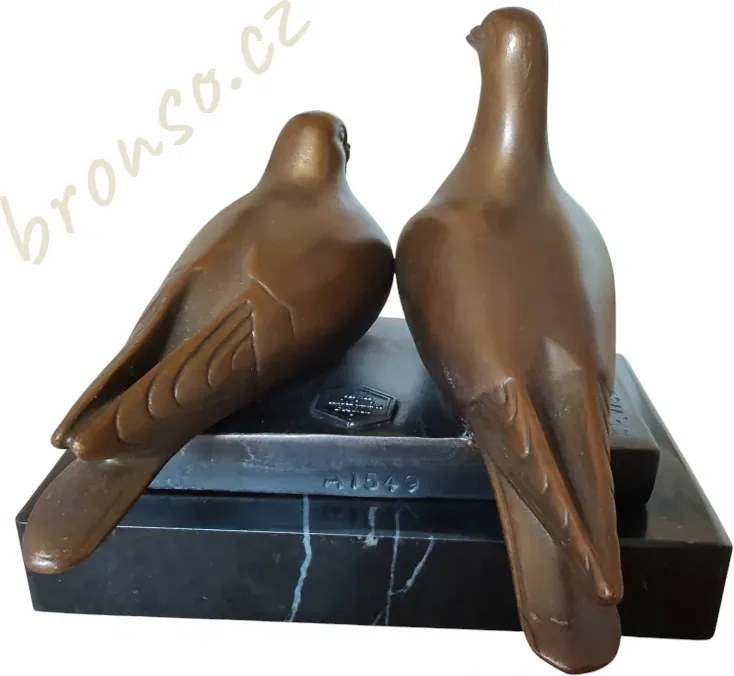 Bronzová soška holubic – číslovaná umělecká figurka lásky na mramorovém podstavci | Ručně odlévaný bronz s pečetí