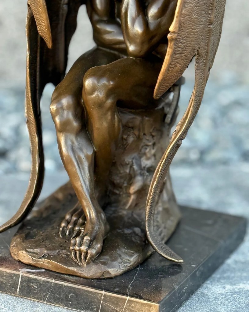 Bronzová socha -  Zadumaný Satan soška démona