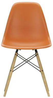 Eames Plastic Chair DSW medový jasan rezavá černé na koberec Vitra