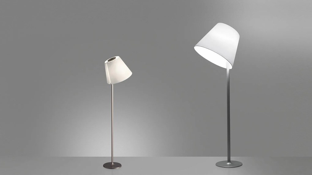 Artemide Melampo terra, designová stojací lampa ve stříbrné úpravě s textilním širmem, 2x52W E27, 137cm