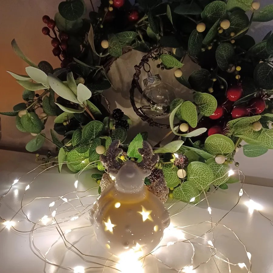 Keramický sob, 7,3 x 6,5 x 9,3 cm, teple bílá, 2xLR44