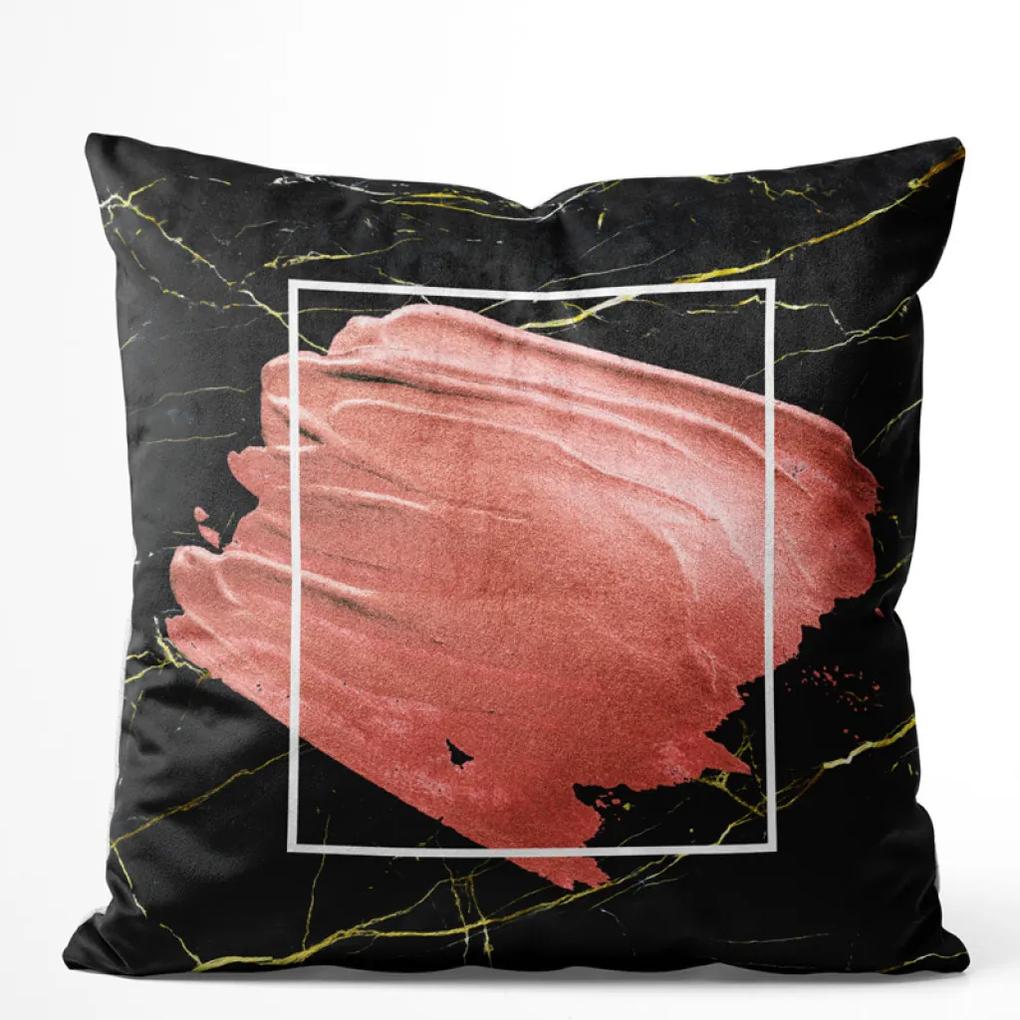 Dekorační velurový polštář Perleťově růžová - abstraktní kompozice na pozadí černého mramoru