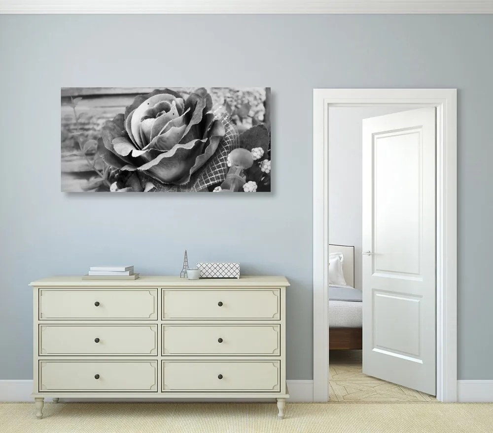 Obraz elegantní vintage růže v černobílém provedení - 120x60 cm