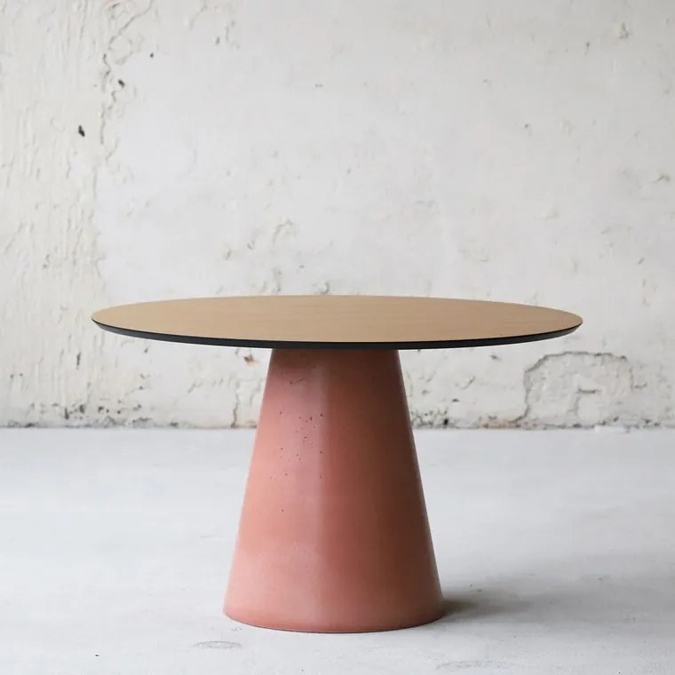 Jídelní stůl dýha dub kruh D136cm, podnoží červený beton