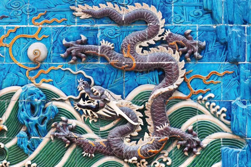 DIMEX | Samolepicí vliesová fototapeta na zeď Dračí zeď z Beihai MA-5-1250 | 375 x 250 cm | zelená, modrá, béžová, oranžová
