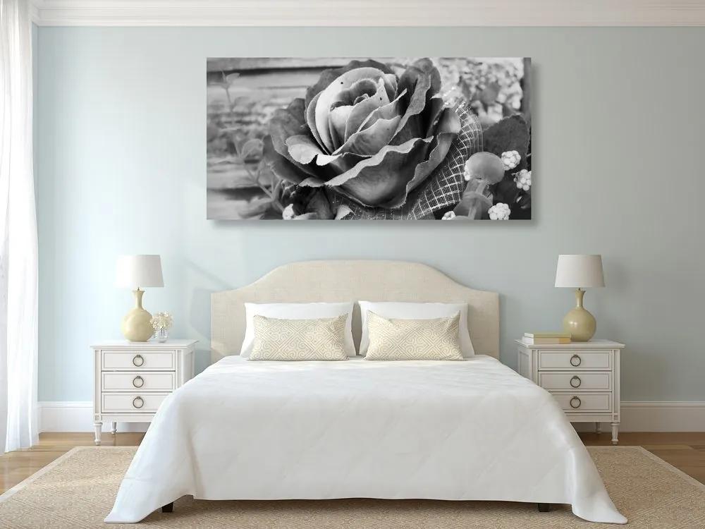 Obraz elegantní vintage růže v černobílém provedení - 120x60 cm