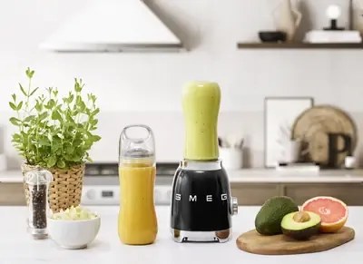 SMEG PBF01BLEU černá / Smoothie mixér / 300 W / 0,6 l / 2 rychlosti