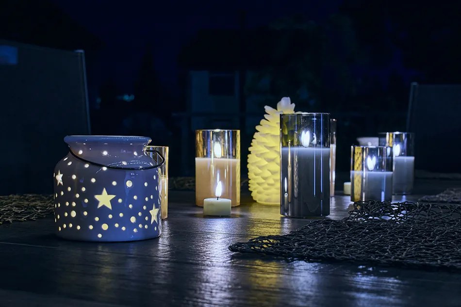 Sada 2 LED svíček z pravého vosku na baterie, šišky, ø10 ×13 cm a ø 14 × 18,5 cm, bílé, CR2032 a AA