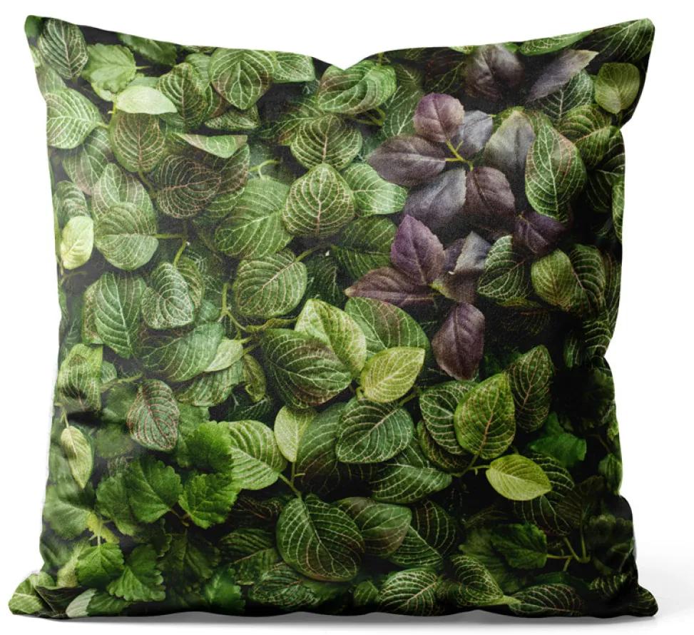 Dekorační velurový polštář Bujná zeleň - bujná vegetace v detailním zobrazení