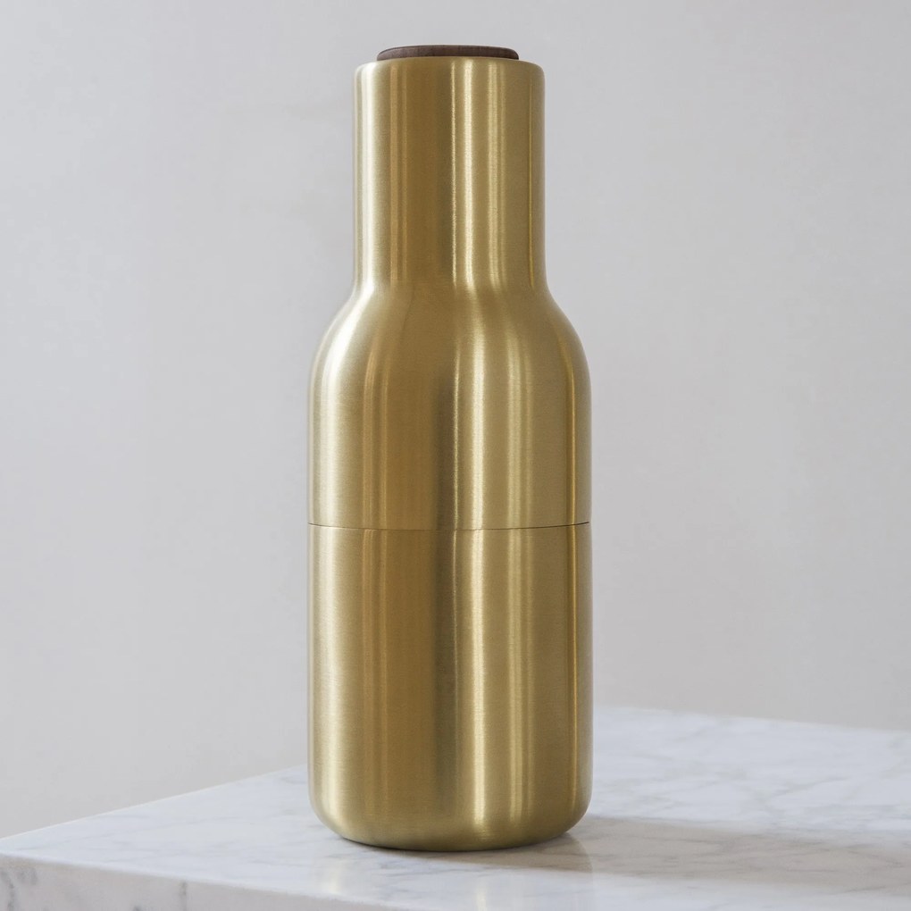 AUDO (MENU) Mlýnky na sůl a pepř Bottle, Brushed Brass, Walnut, set 2ks