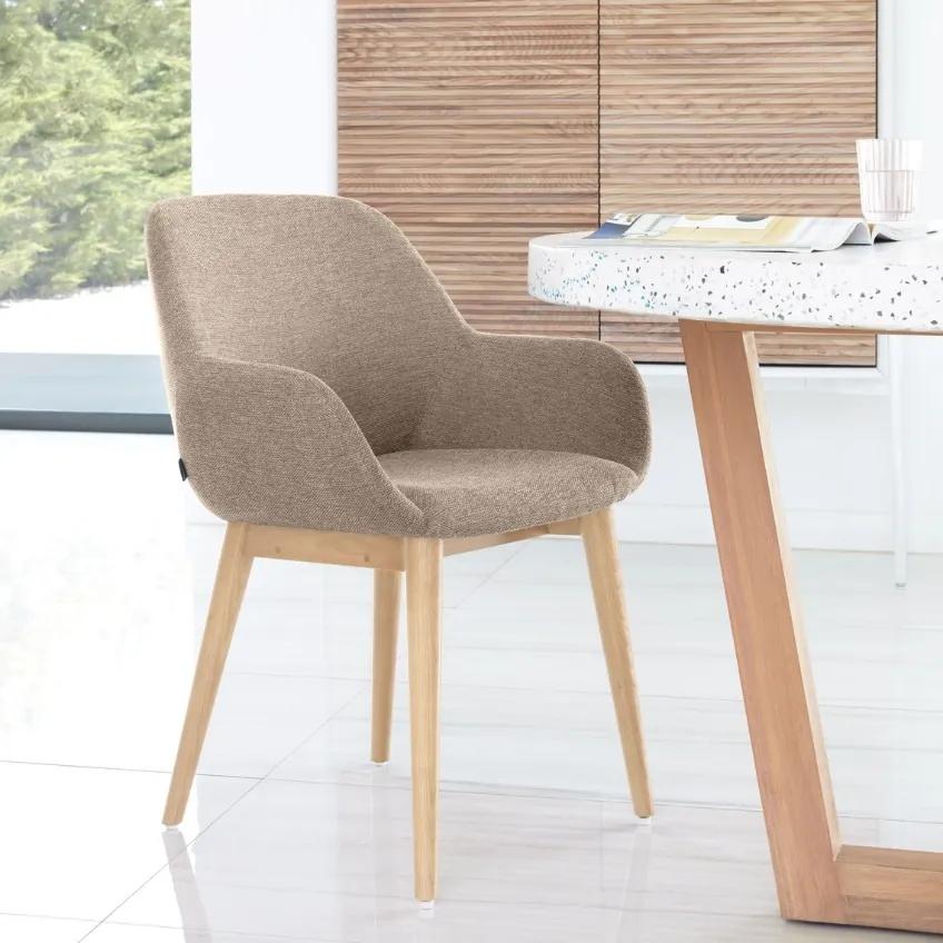 OnaDnes -20% Béžová látková jídelní židle Kave Home Konna s dřevěnou podnoží