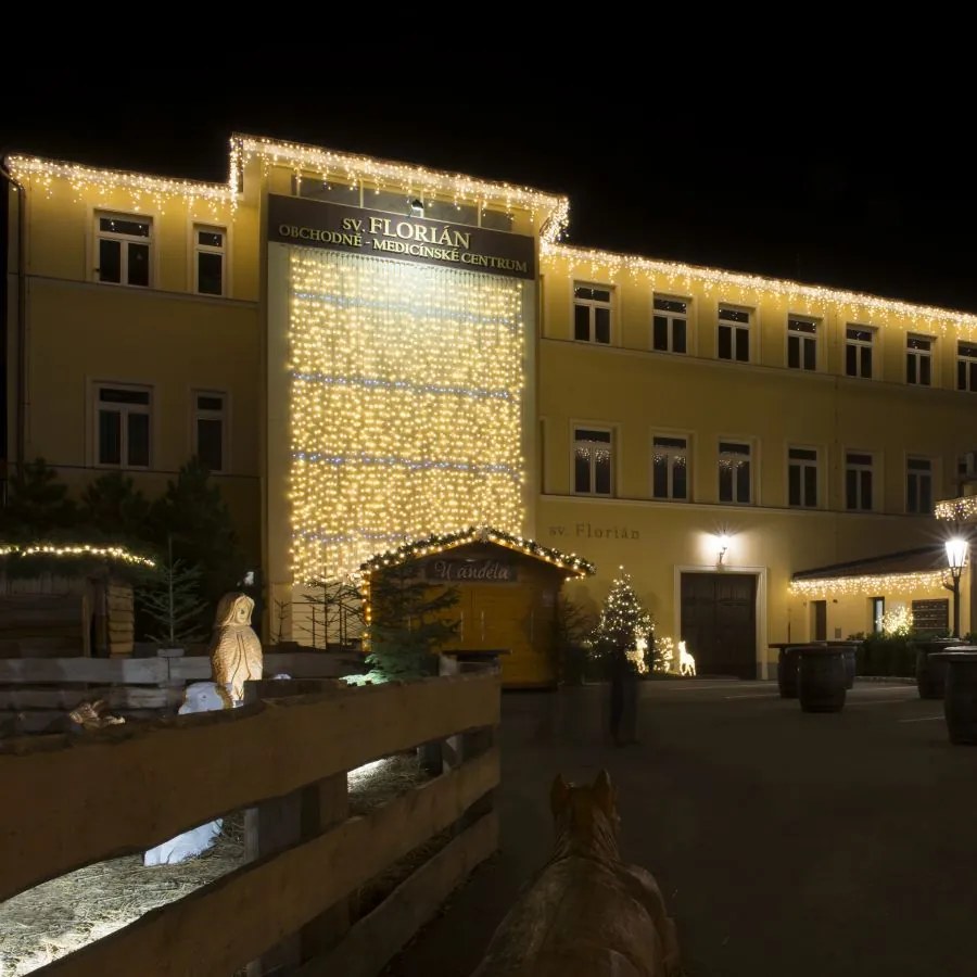 Easy Fix LED světelný závěs venkovní, 100 × 800 cm, teple bílá s FLASH, 700 diod, bílý kabel, IP67, prodlužovací