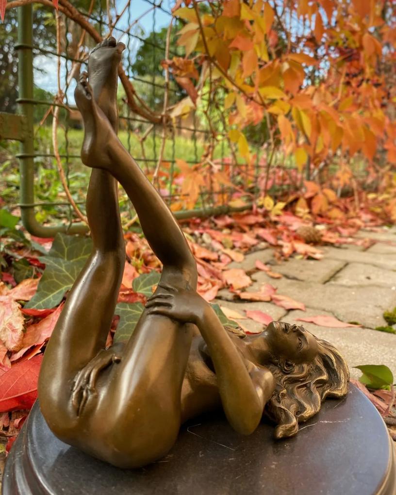 Bronzová socha soška - Nahá žena striptérka 2