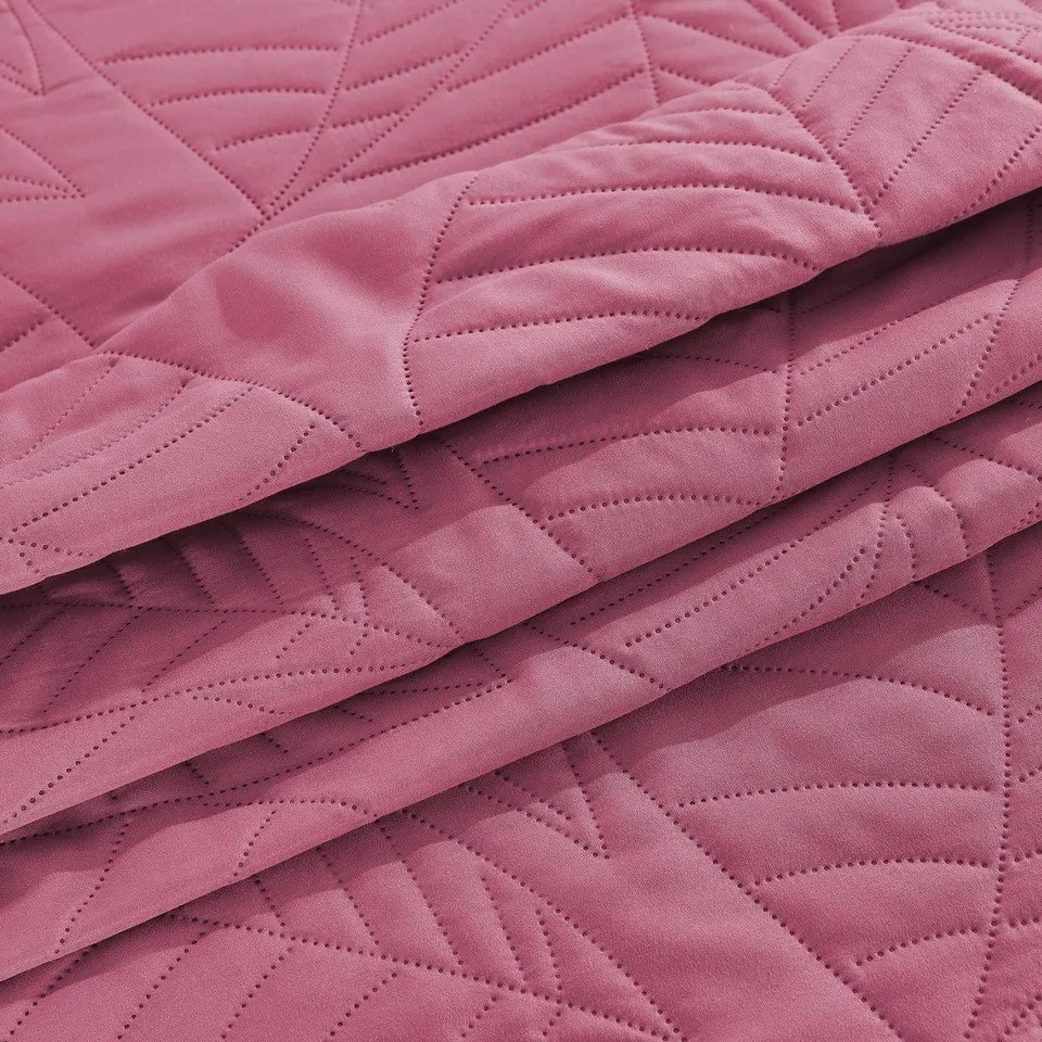 Růžový přehoz na postel se vzorem LEAVES Rozměr: 170 x 210 cm