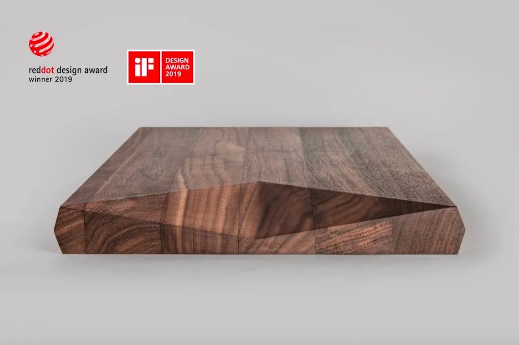 UBRD designové krájecí desky Dřevěné kuchyňské prkénko UBRD Vlajka "M", 35 x 25 x 3 cm