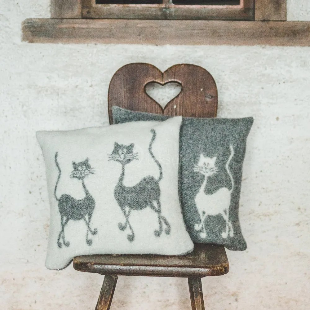 Wooline Vlněný polštář s motivem koček