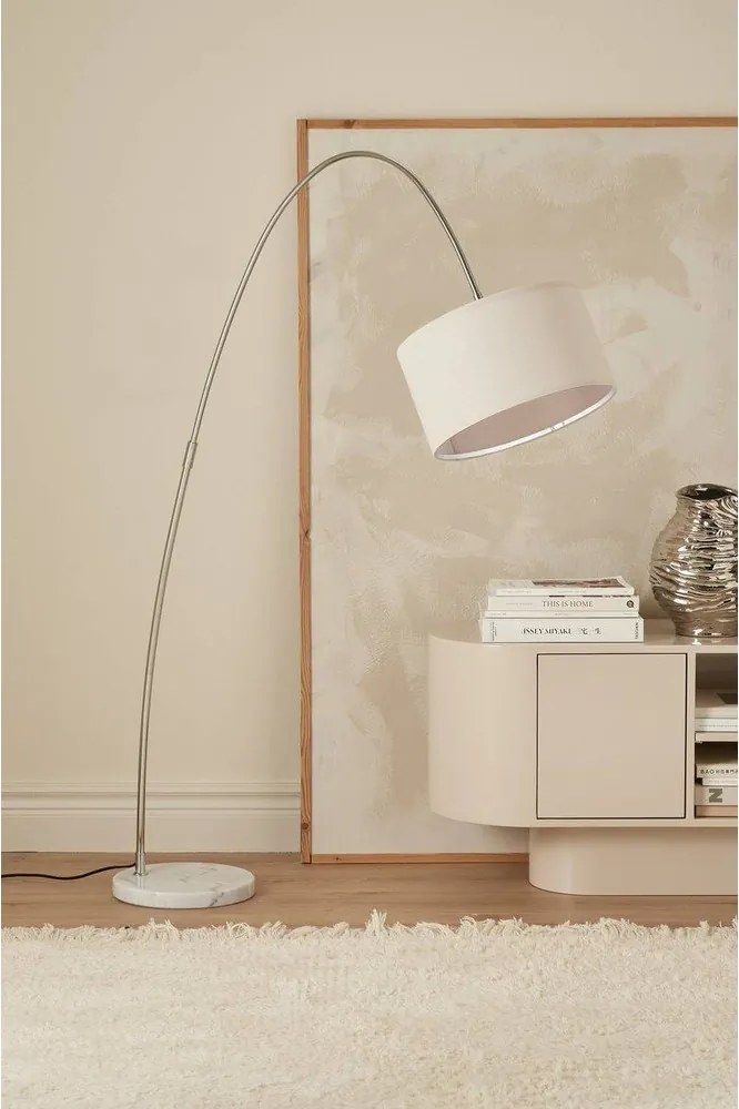 Bílá látková stojací lampa s ohybatelnou konstrukcí (výška 145 cm) Arc – Ellos Home