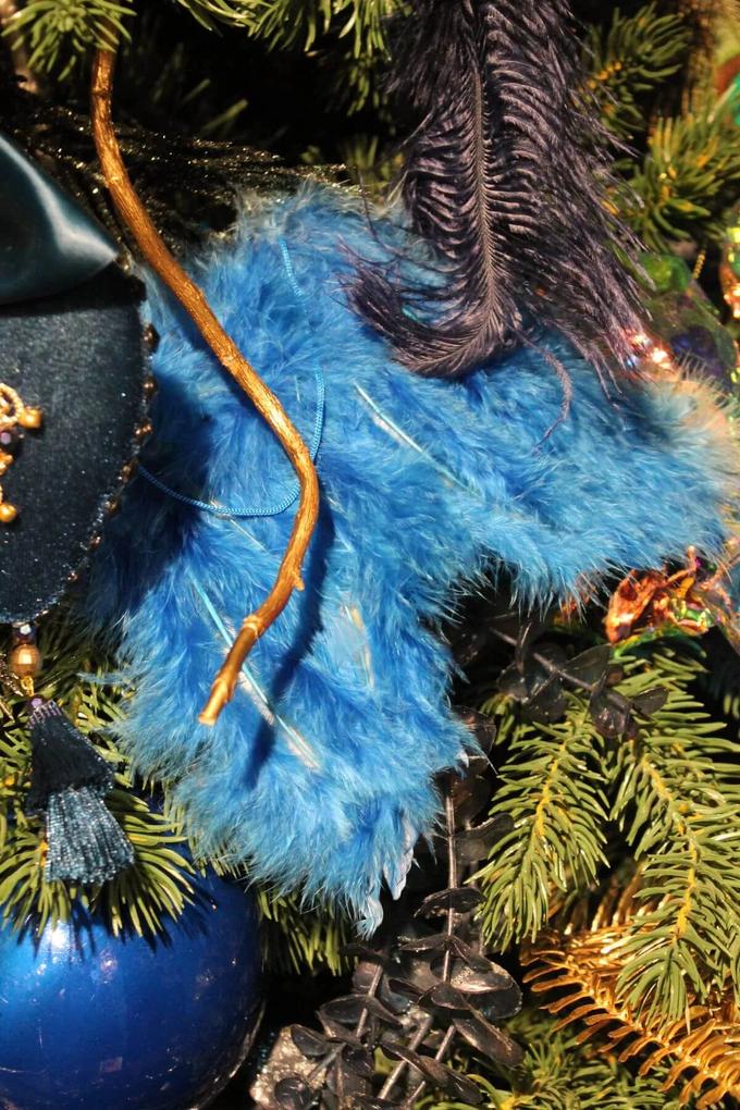 Modrá vánoční ozdoba křídla z peří 16cm