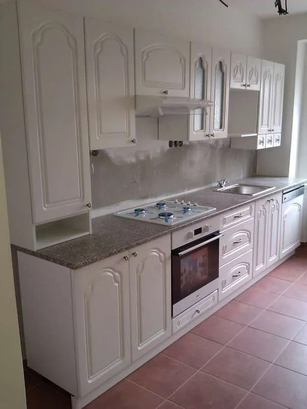 Kuchyně Macháček, Realizovaná paneláková kuchyně Leška bílé dřevo 320 cm