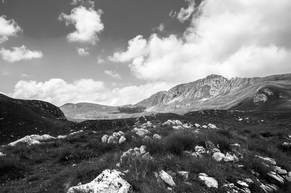 Samolepící fototapeta černobílé údolí v Černé Hoře - 150x100 cm