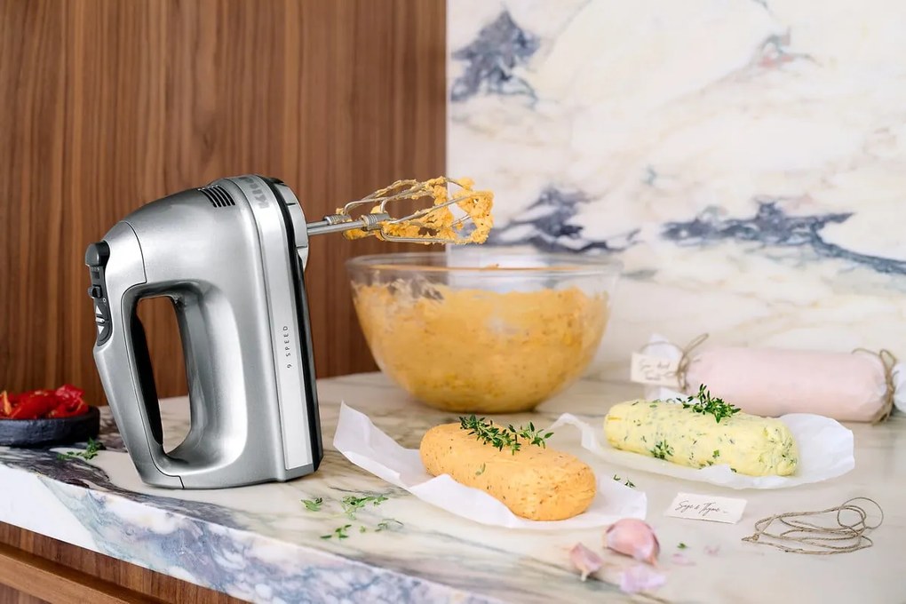 Ruční mixér KitchenAid krémový