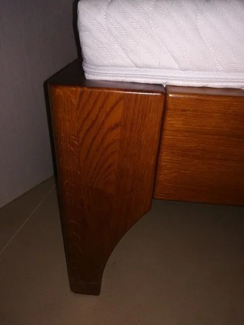 Dubová postel s prohnutým čelem