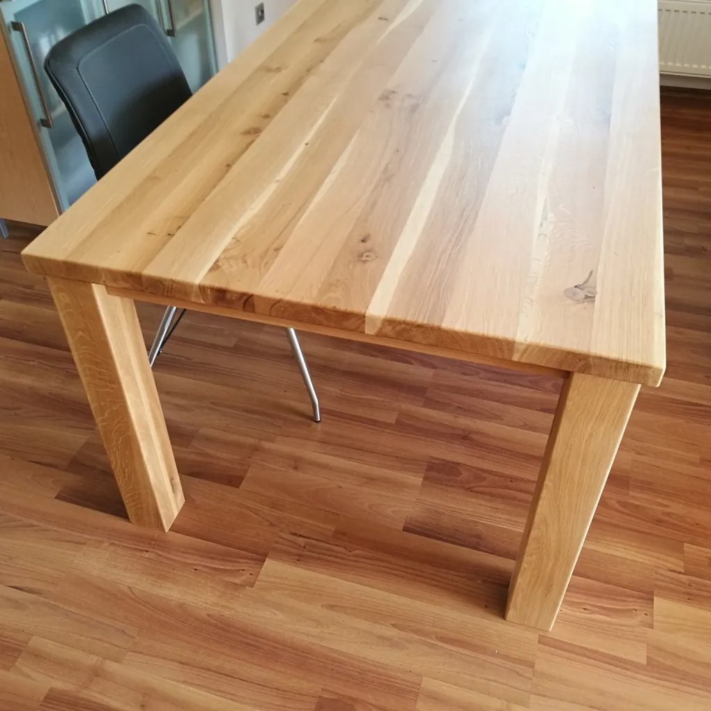 KULHÁNEK Jídelní stůl z dubového masivu Velikost desky: individuální