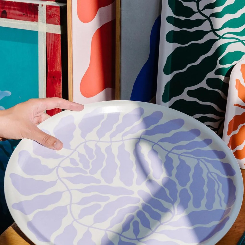 Wrap Ilustrovaný tác dřevěný Art Trays by Linnéa Andersson kulatý fialový