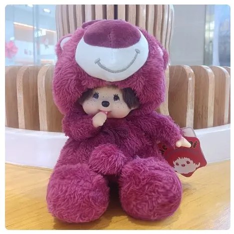 Panenka Monchhichi (mončičák) v kostýmu pohádkové postavy Varianta: Burgundy Lotso - medvídek