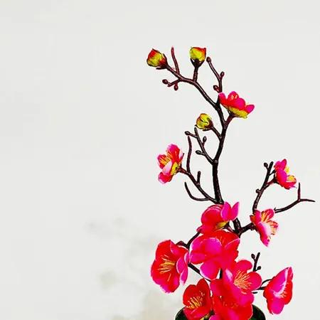 Bytová dekorace - krásná umělá rostlina v květináči  - výška 30 cm Barvy: červeno-růžová