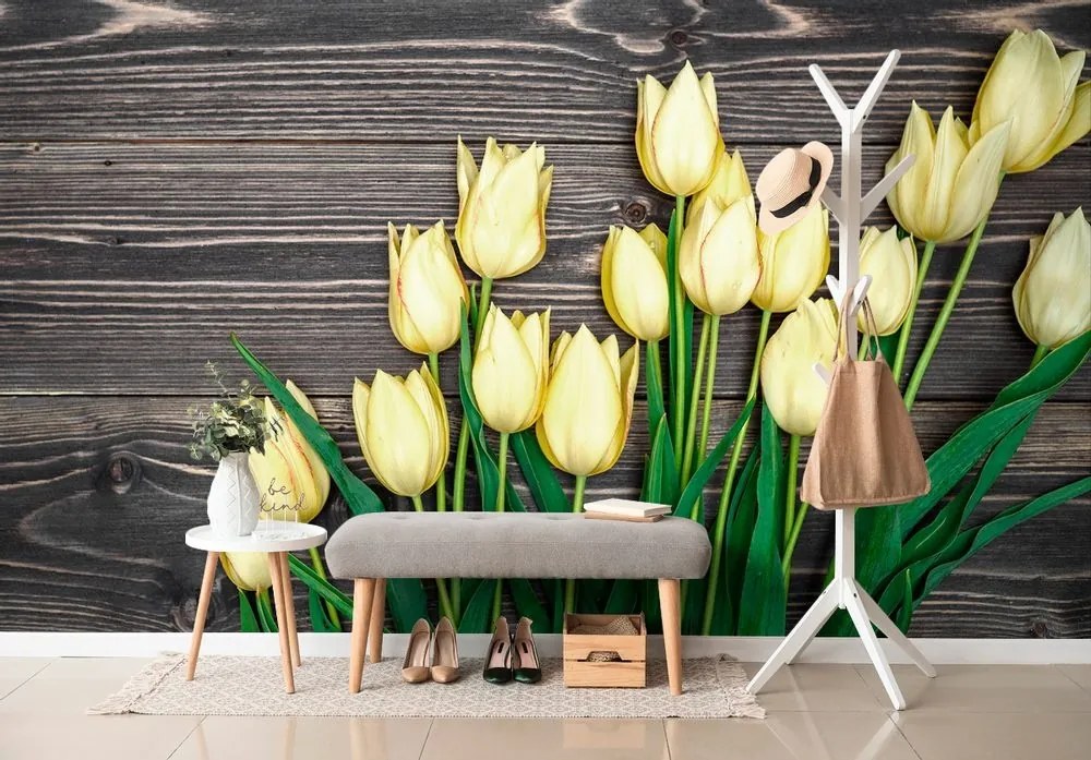 Samolepící fototapeta žluté tulipány na dřevěném podkladu - 150x100 cm